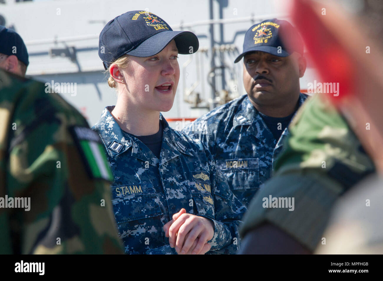 SAN DIEGO (1. März 2017) Leutnant Stephanie Stamm den Fragen der ...