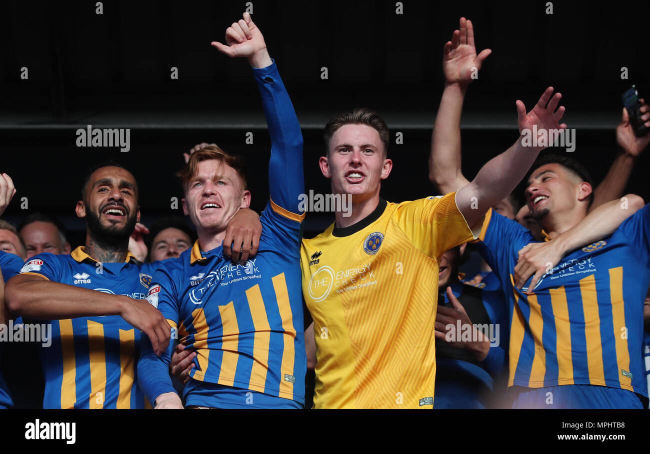 Von Shrewsbury Town Jon Nolan (2. links) und Shrewsbury Town Torwart ...