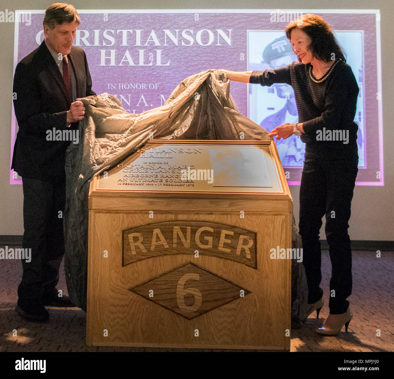 Jim und Dr. Betsy Christianson die Plakette für Kapitän A. Marc ...