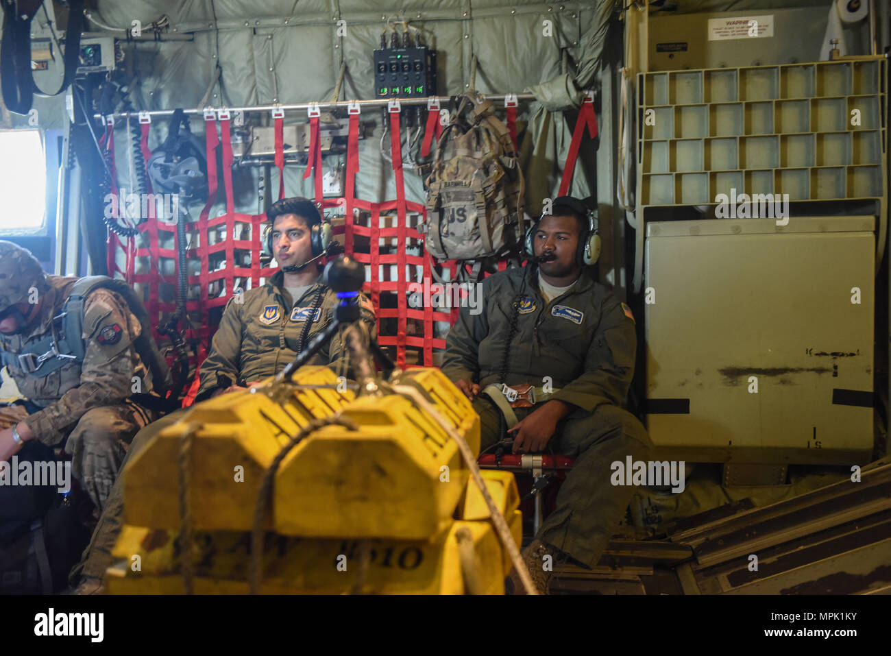 Tech Sgt. Angel Sanchez und Sr. Airman Jonathan Zapata mit der 37Th ...