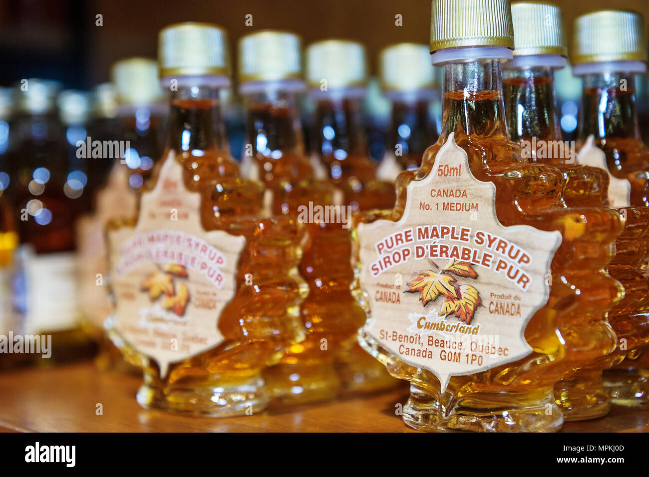 Quebec ahornsirup flasche -Fotos und -Bildmaterial in hoher Auflösung ...