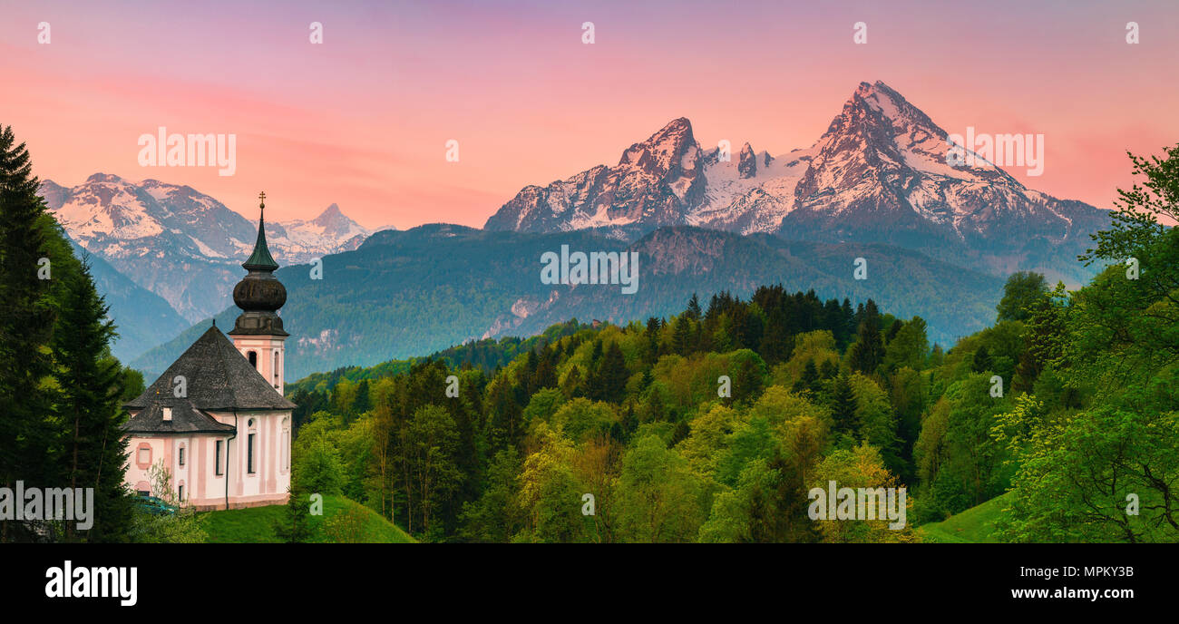 Pilgernde Kirche Maria Gern, mit einem Sonnenaufgang Blick richtung ...
