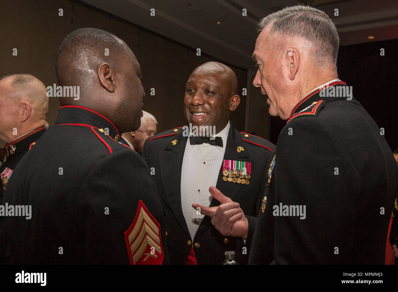 Sergeant-Major der Marine Corps Sgt. Major Ronald L. Green, Center und General Joseph F. Dunford ...