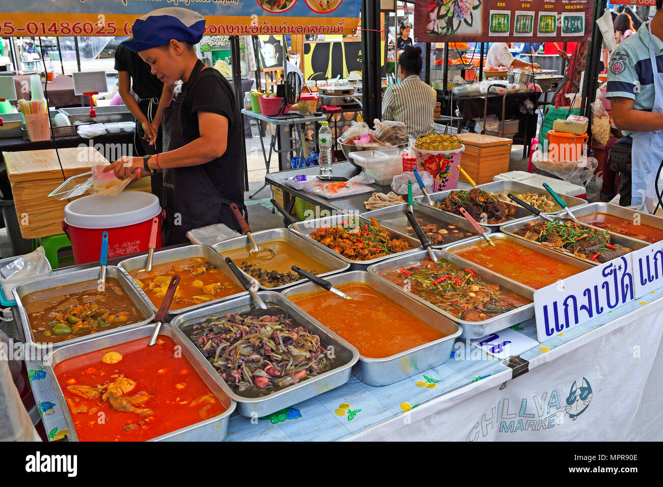 Essen stand mit typischen Gerichten, Chillva Markt, Phuket, Thailand ...