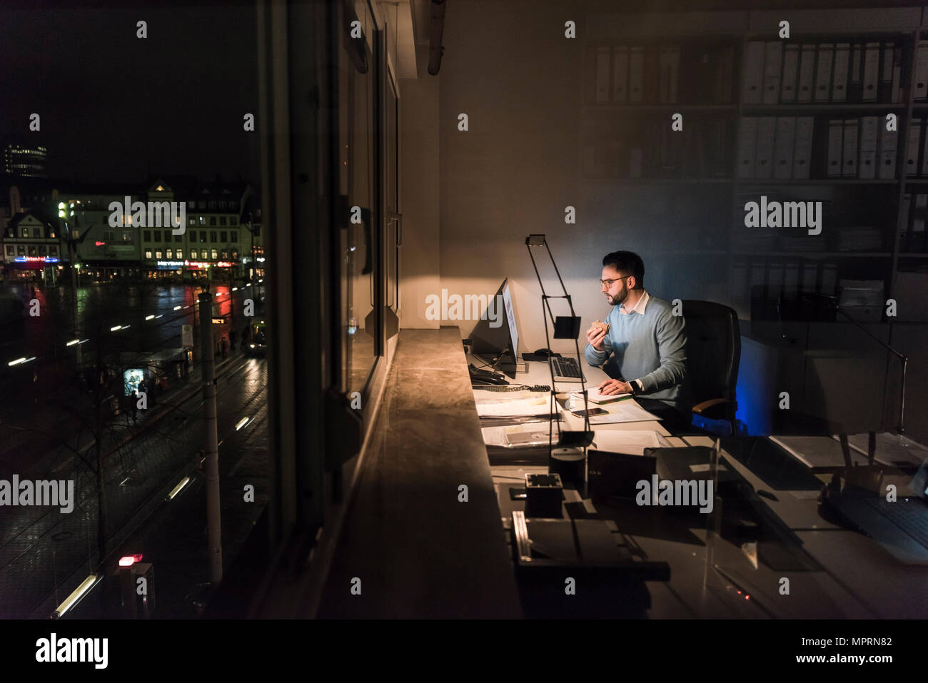 Unternehmer Arbeiten am Computer im Büro bei Nacht Stockfotografie - Alamy