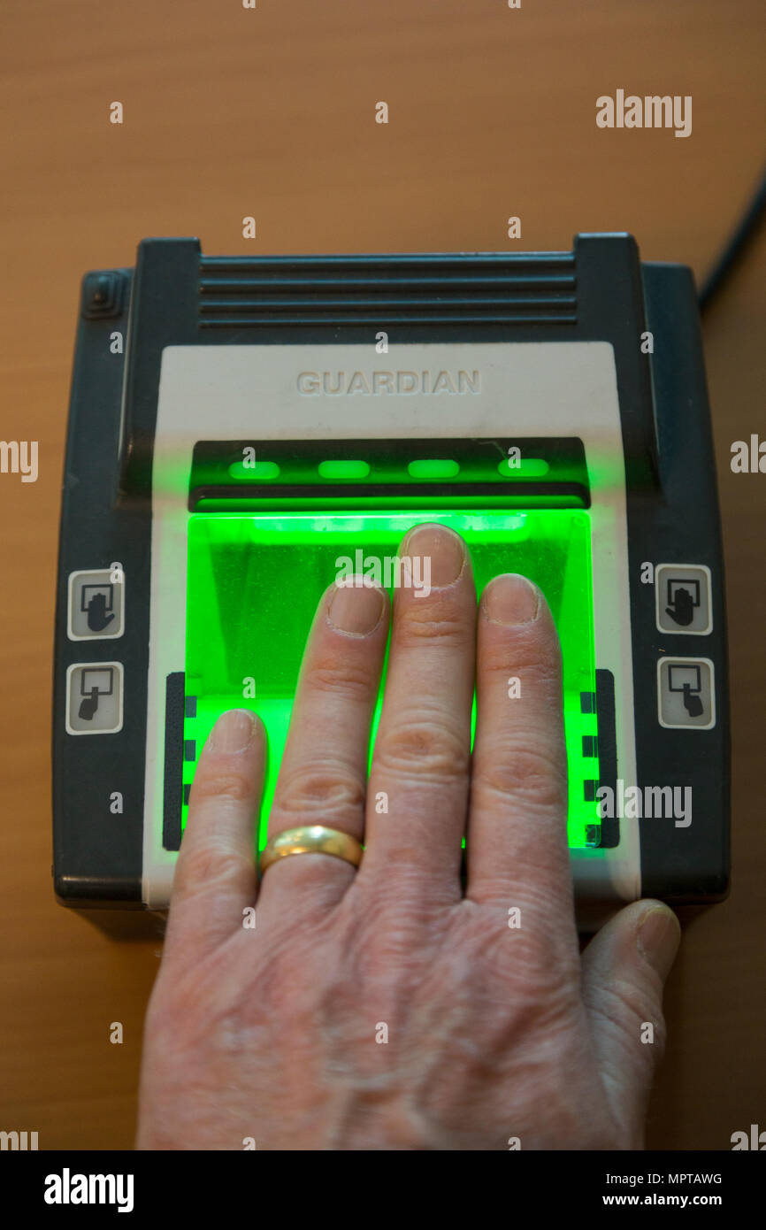 Palm scanner -Fotos und -Bildmaterial in hoher Auflösung – Alamy