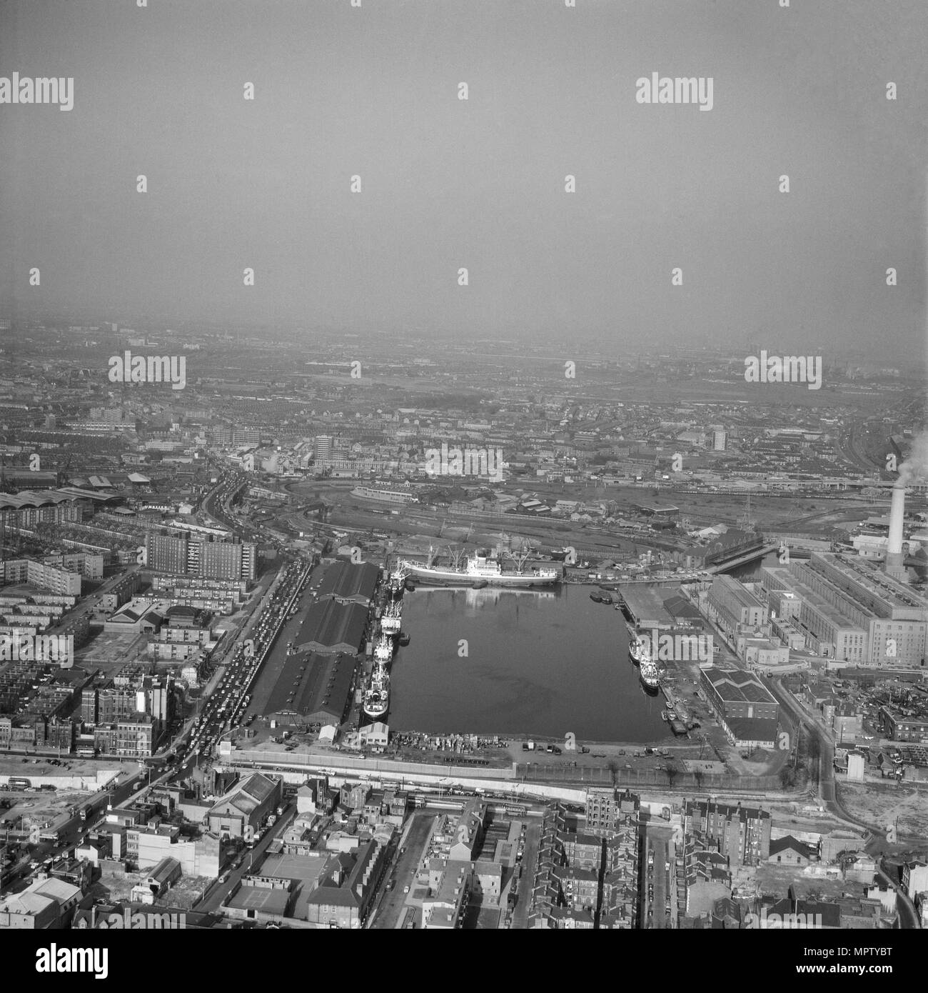London docklands schornstein Schwarzweiß-Stockfotos und -bilder - Alamy