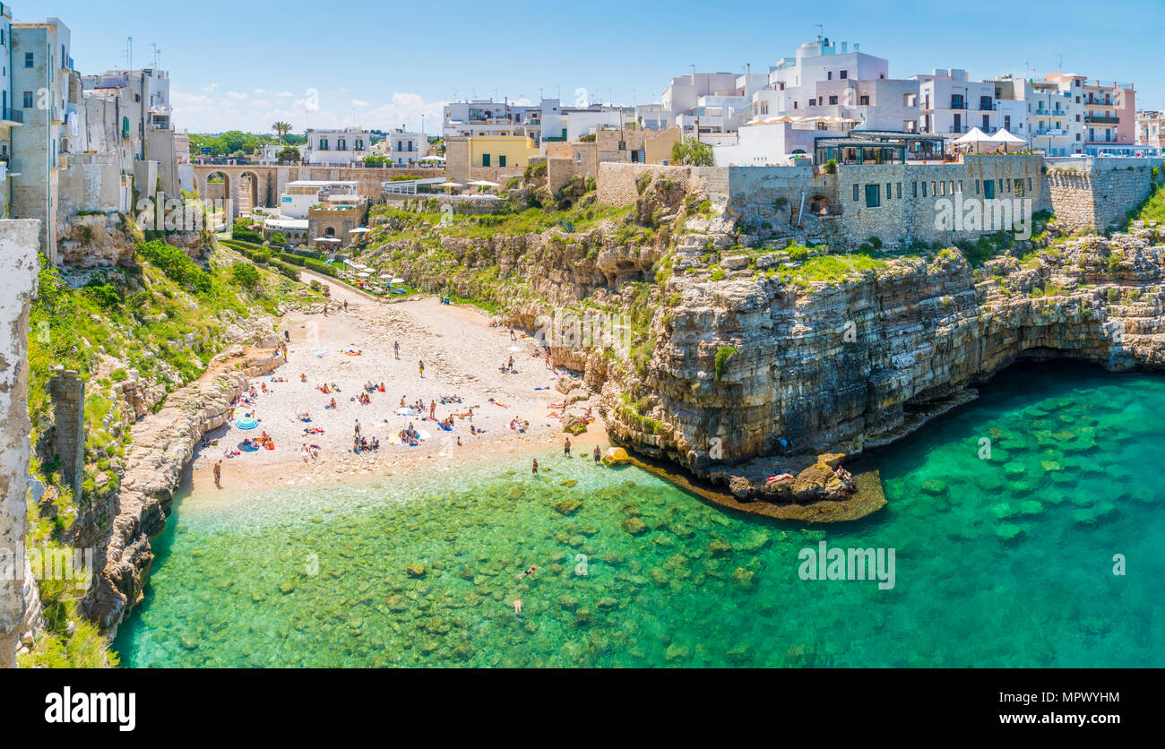 Malerische Anblick in Polignano a Mare, in der Provinz Bari, Apulien ...