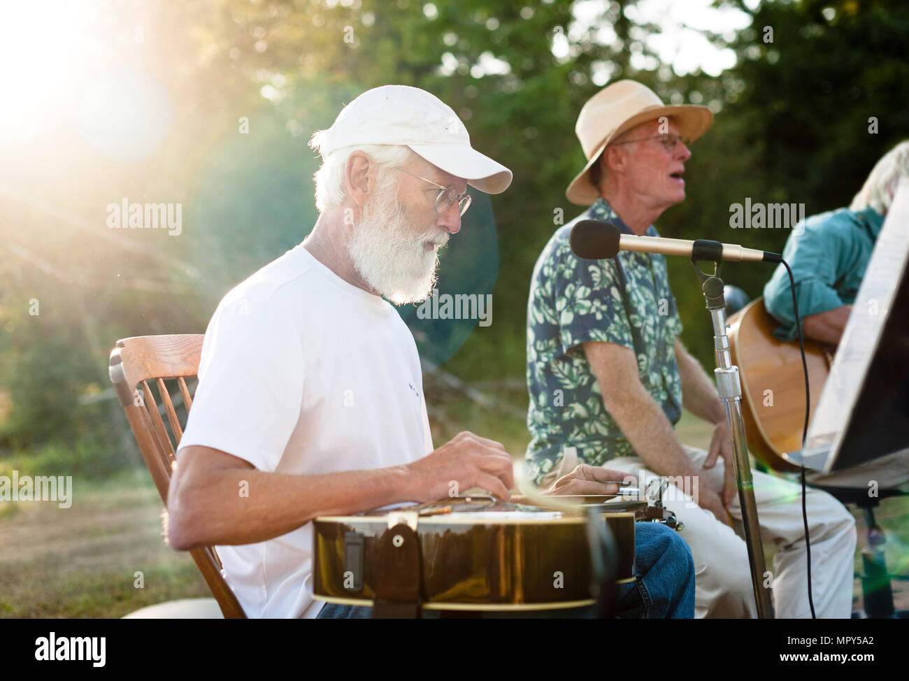 Zwei singen spielen -Fotos und -Bildmaterial in hoher Auflösung – Alamy