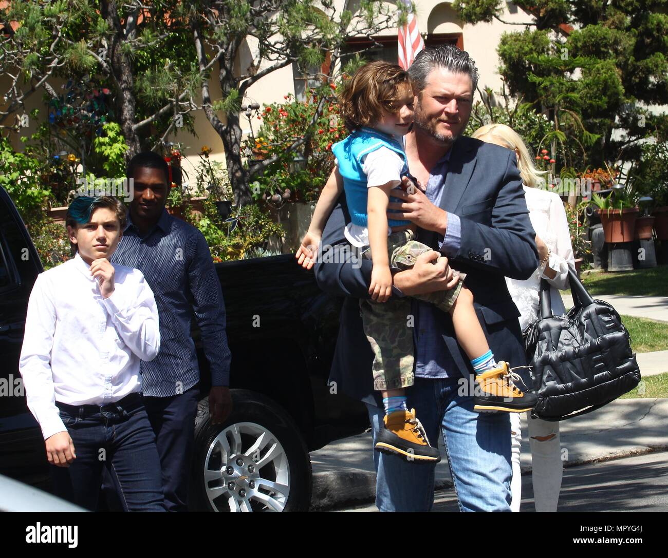 Gwen Stefani und Blake Shelton nehmen die Kinder zur Kirche in Los ...