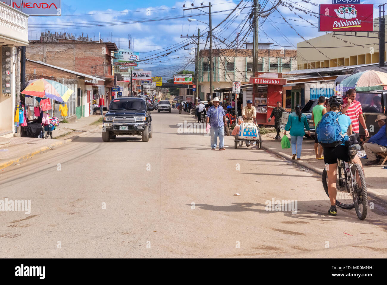 Talanga, Honduras - 27. November 2016: Menschen auf der Hauptstraße von ...