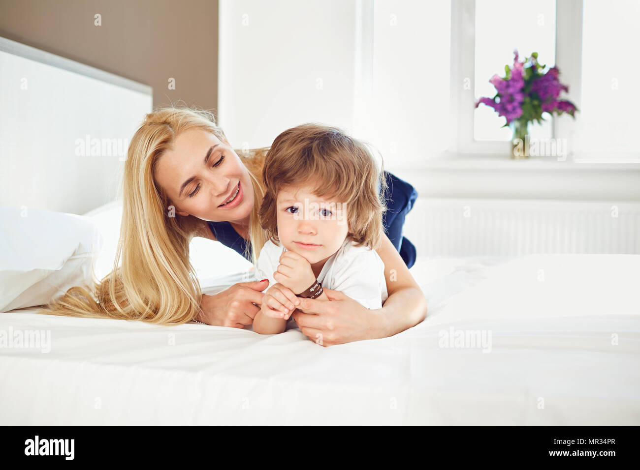 Mutter sohn bett -Fotos und -Bildmaterial in hoher Auflösung – Alamy