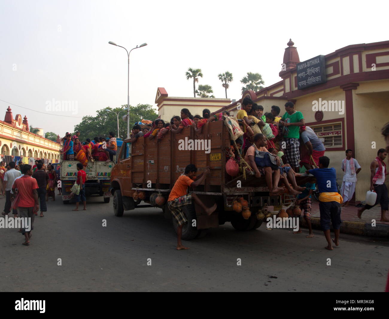 Crowded Bus India Stockfotos und -bilder Kaufen - Alamy