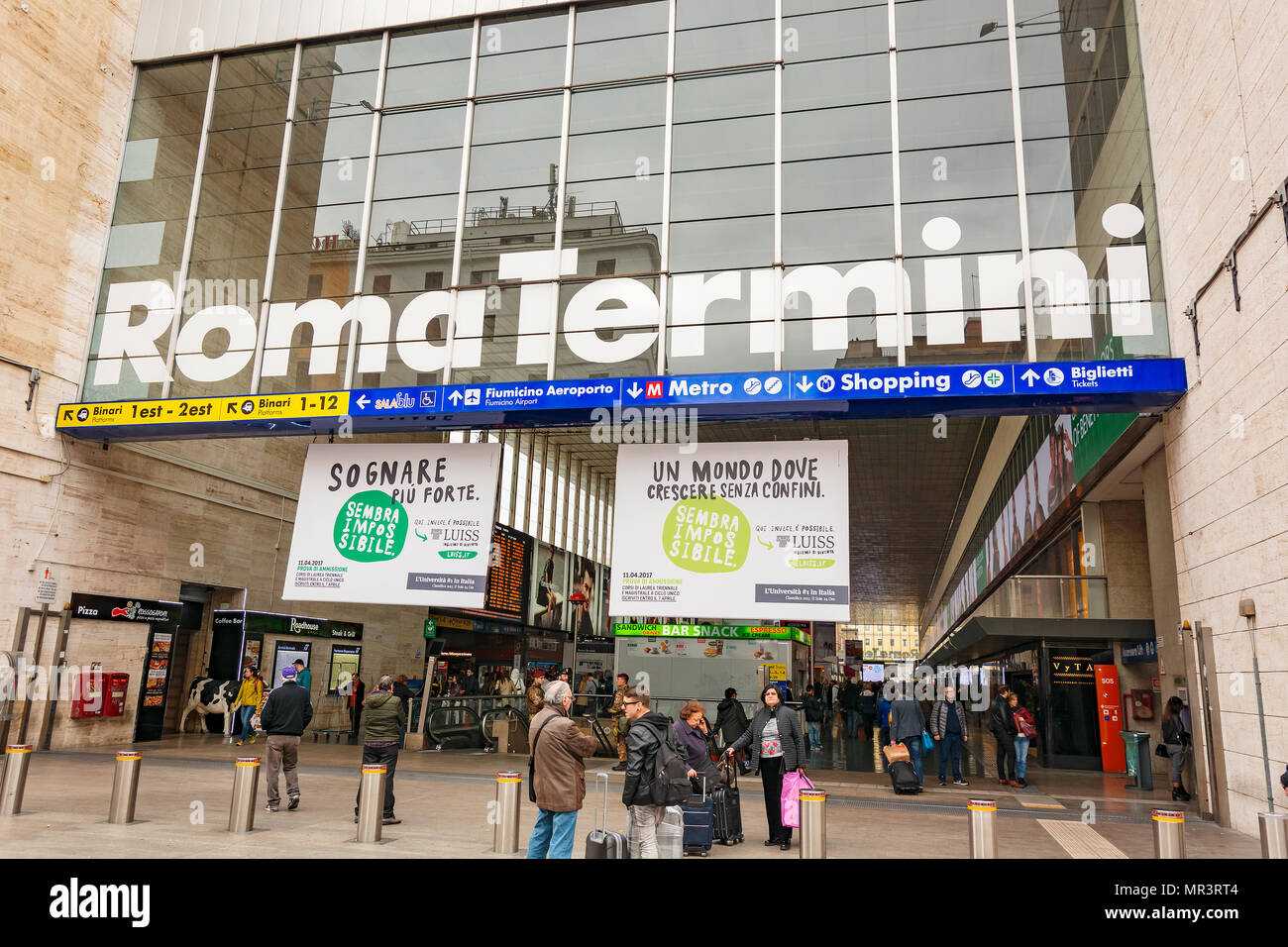 Rom, Italien, 4. März 2017: Bahnhof Termini Eingang. Roma Termini ist ...