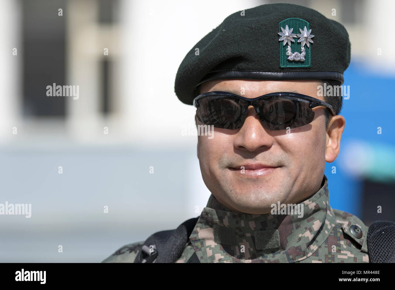 Armee der Republik von Korea Oberstleutnant Hong Sungil beobachtet eine ...