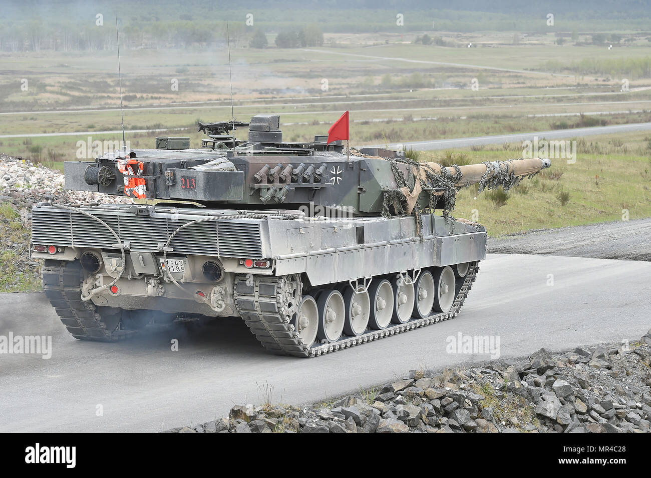 Deutsche Leopard 2A6 Panzerbesatzungen führen die Offensive Operation ...