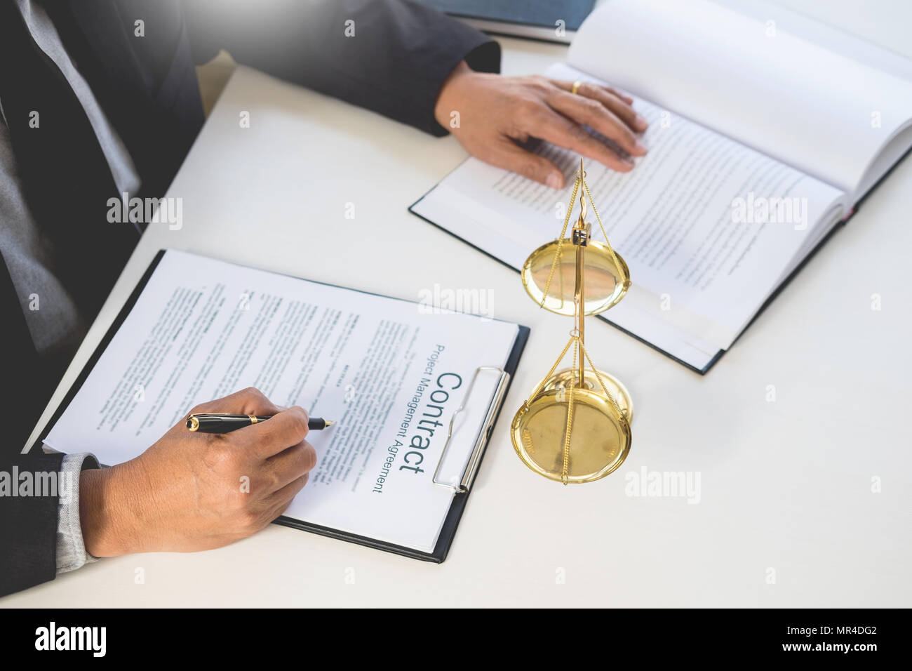 Rechtsanwalt Richter liest und schreibt das Dokument bei Gericht an ...
