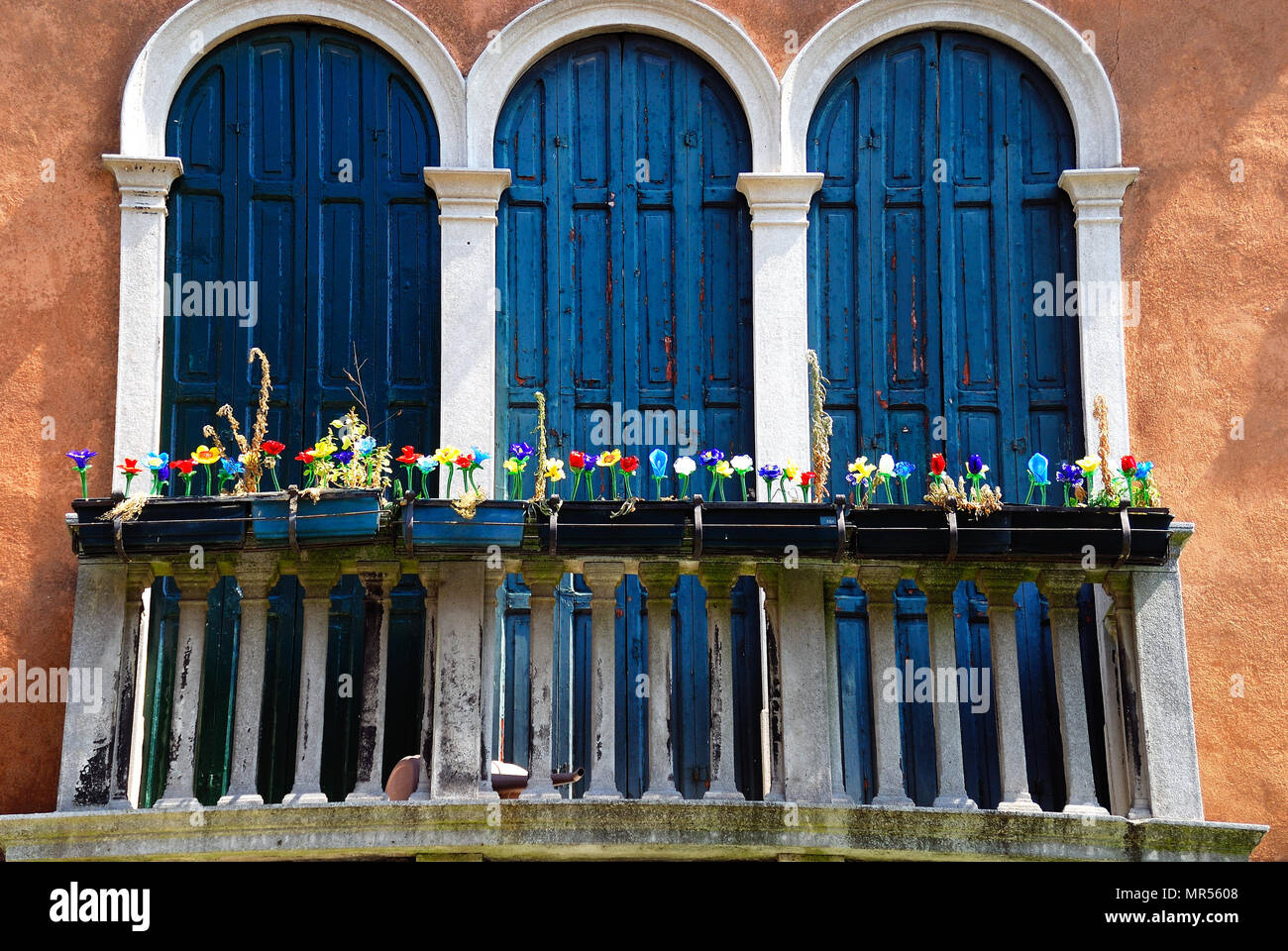 Die Lagune von Venedig, Fenster mit drei Leds und Glas Blumen in Murano ...