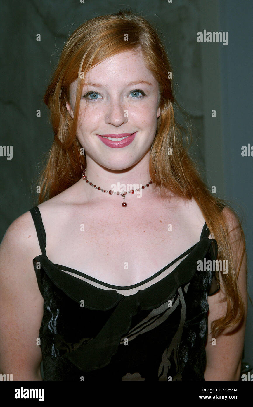 Angela Goethals-über-Ankunft auf dem 2002 Warner Bros Sommer Presse ...