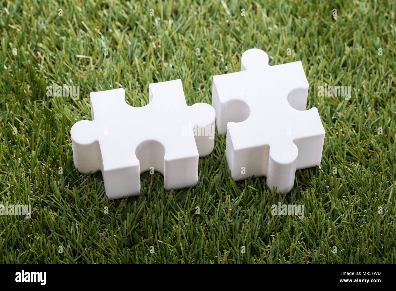 Joining Two Pieces Jigsaw Puzzle Stockfotos und -bilder Kaufen - Alamy