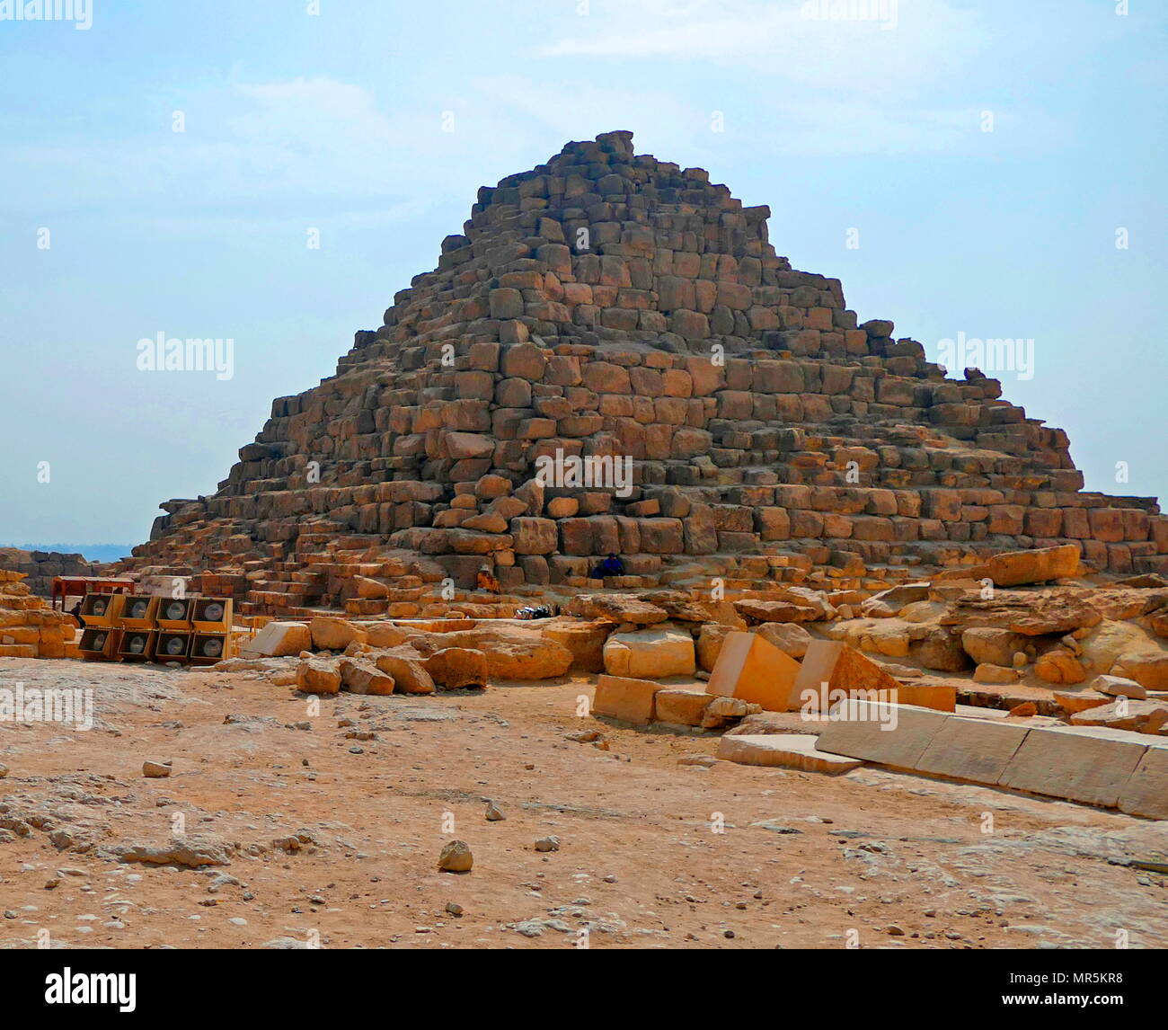 Pyramid of henutsen -Fotos und -Bildmaterial in hoher Auflösung – Alamy