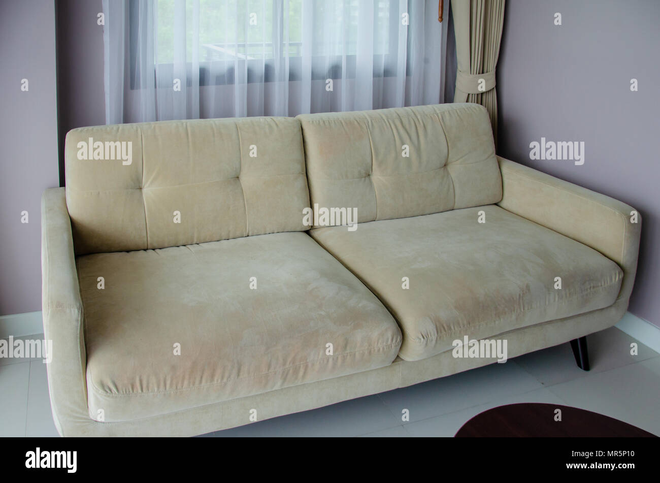 Room sofa stripes table -Fotos und -Bildmaterial in hoher Auflösung – Alamy
