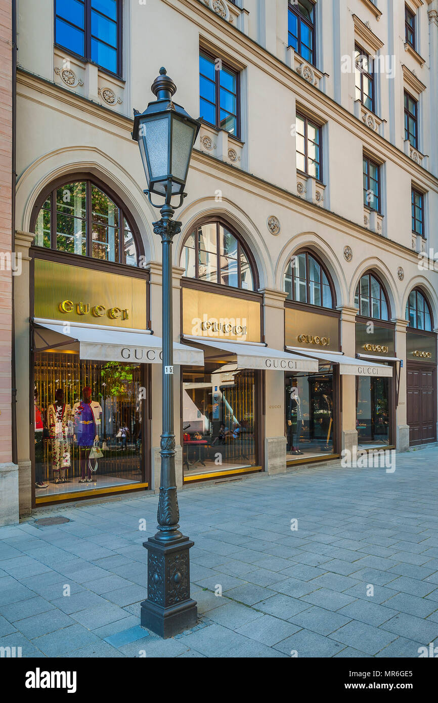 Fassade mit Schaufenstern der Fashion Store Gucci, exklusive ...