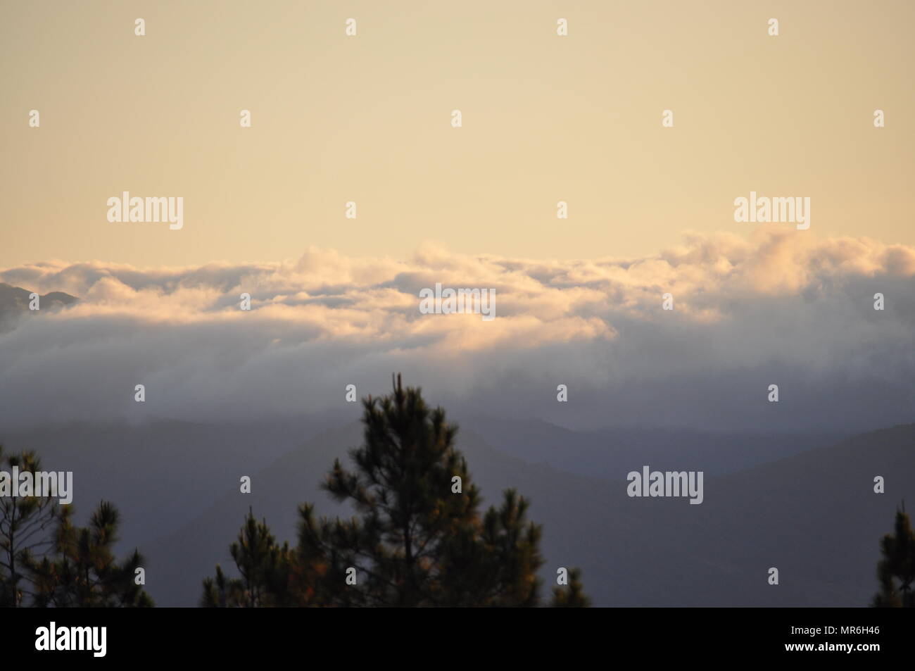 Twilight above mountain ranges -Fotos und -Bildmaterial in hoher ...