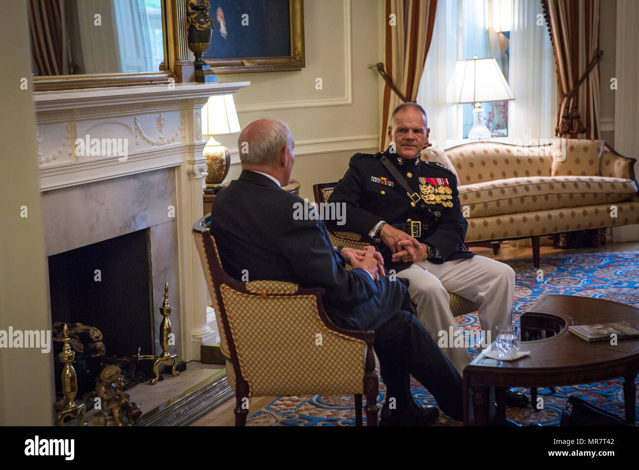 Kommandant der Marine Corps General Robert B. Neller, Recht, spricht ...