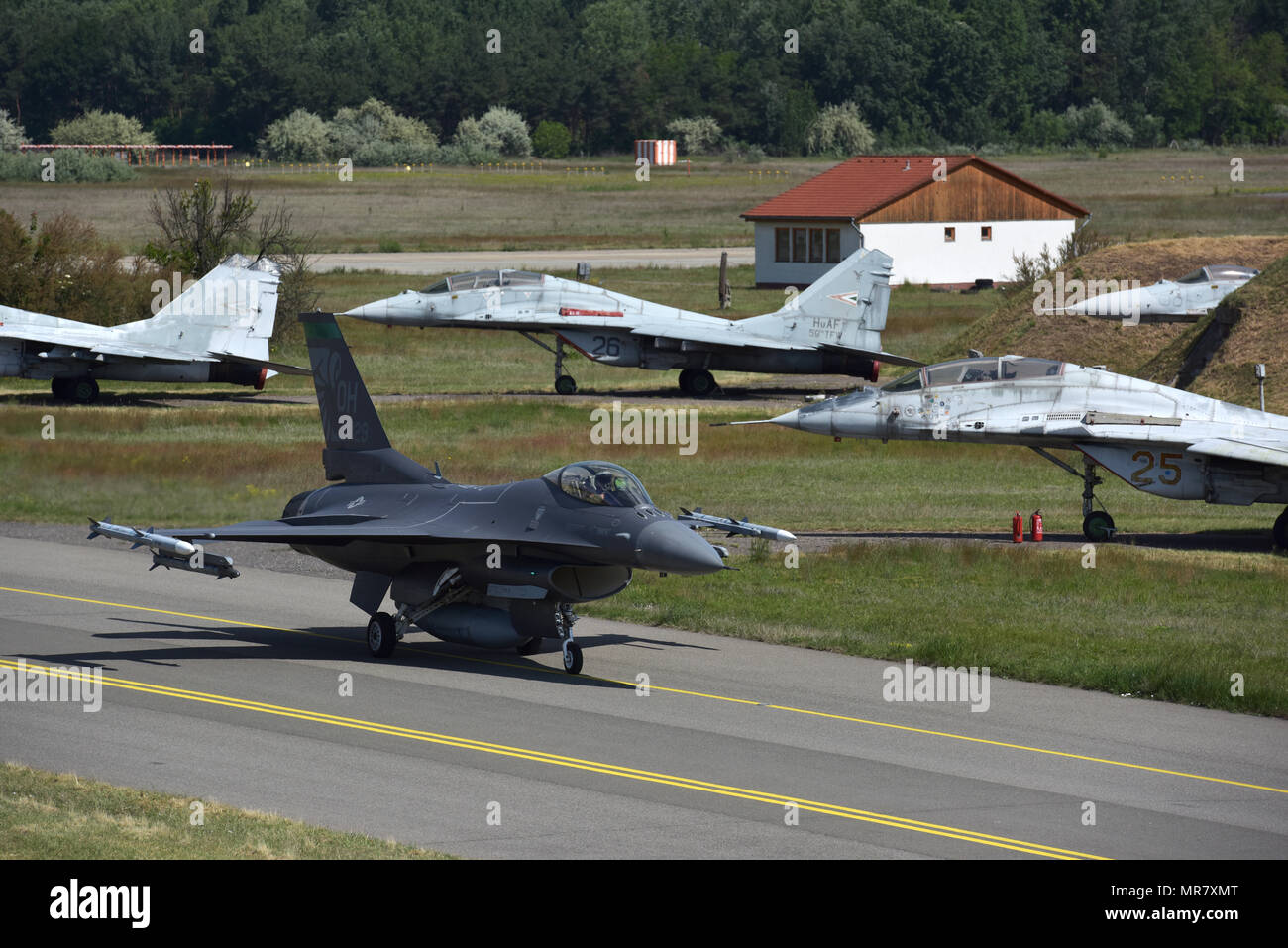 Us Air Force Oberstleutnant Ricardo Colon, eine F-16 Fighting Falcon ...