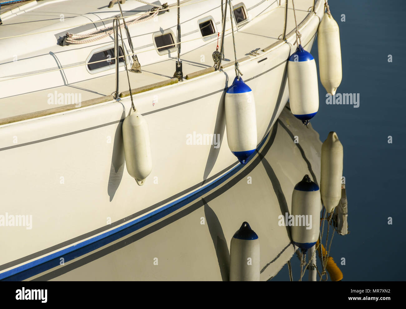 Reflexion der bojen -Fotos und -Bildmaterial in hoher Auflösung – Alamy