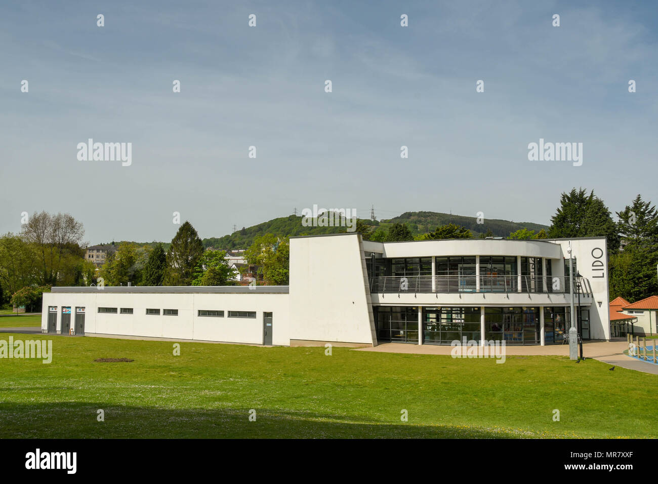 Das neue Lido Gebäude in Pontypridd Park. Es hat rund um original Open ...