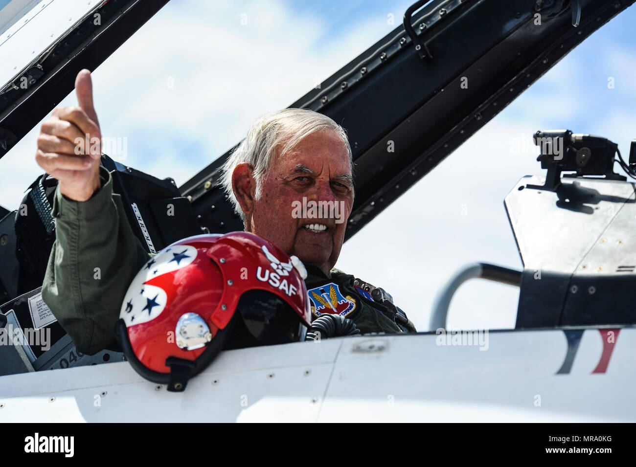 Pensionierte Major Paul Lasen feiert vor seinem Flug mit der Air Force ...