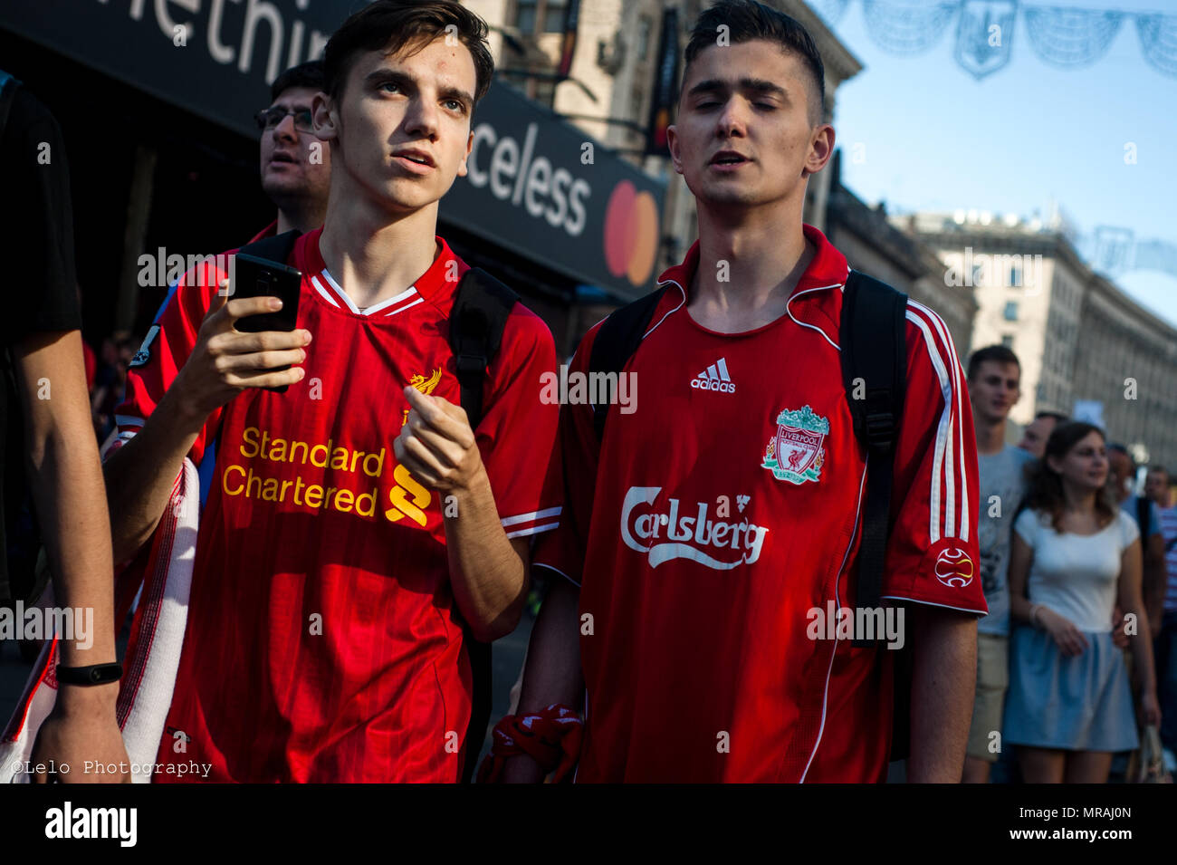 Young football fans -Fotos und -Bildmaterial in hoher Auflösung – Alamy