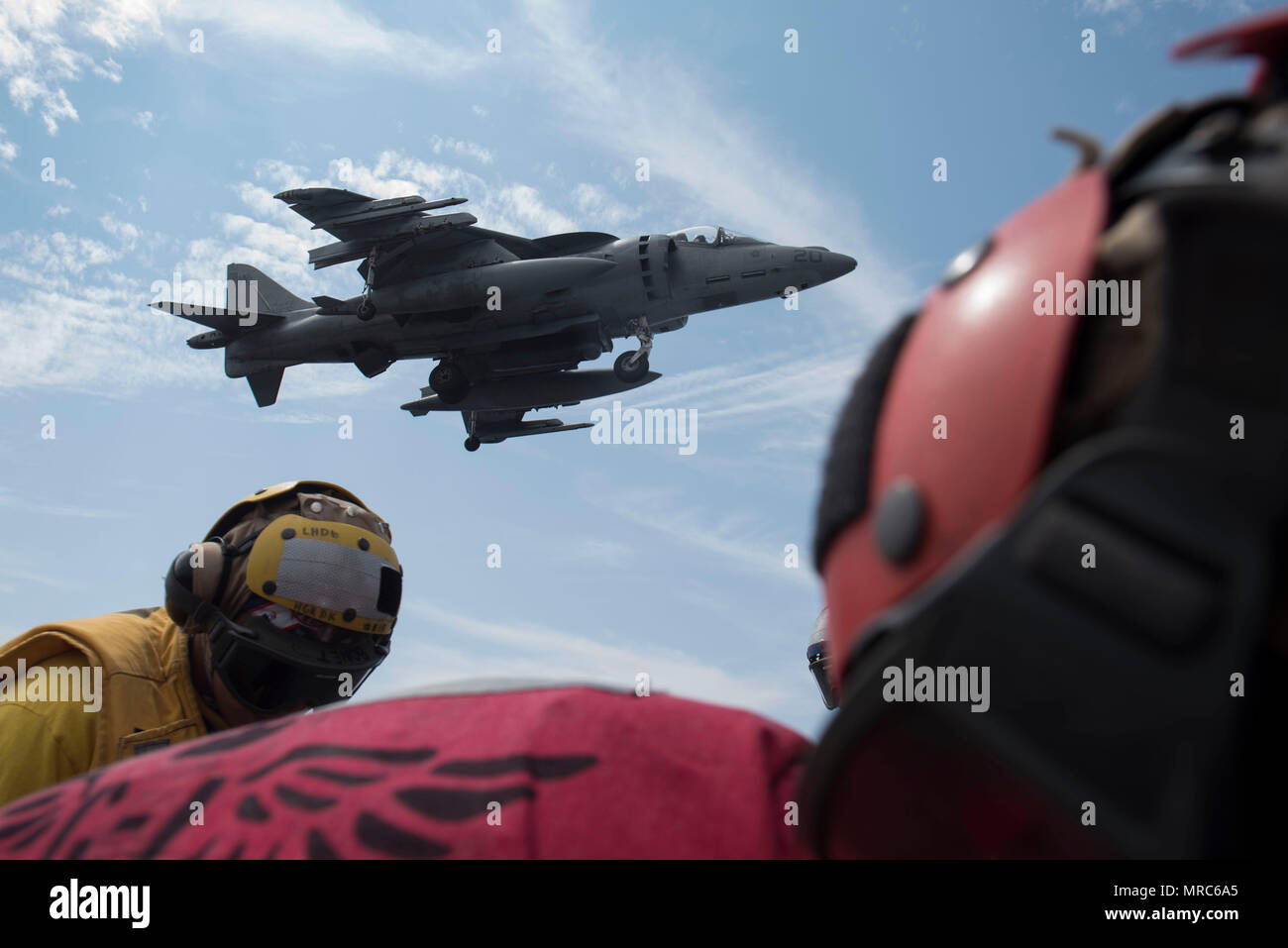170602-N-DL 434-104 EAST CHINA SEA (2. Juni 2017) Segler selbst strebe ...
