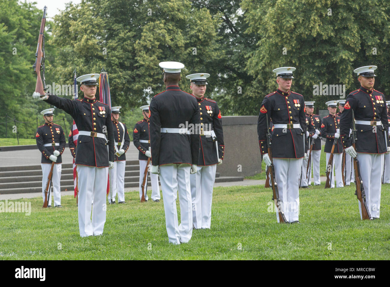 Das Marine Corps leise Bohren Platoon führt bei einem Sonnenuntergang ...