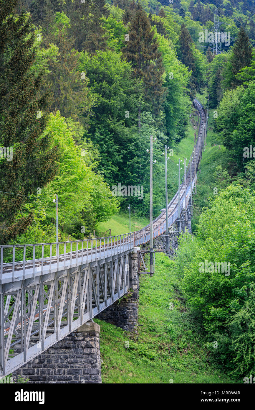 Niesen bergbahn -Fotos und -Bildmaterial in hoher Auflösung – Alamy