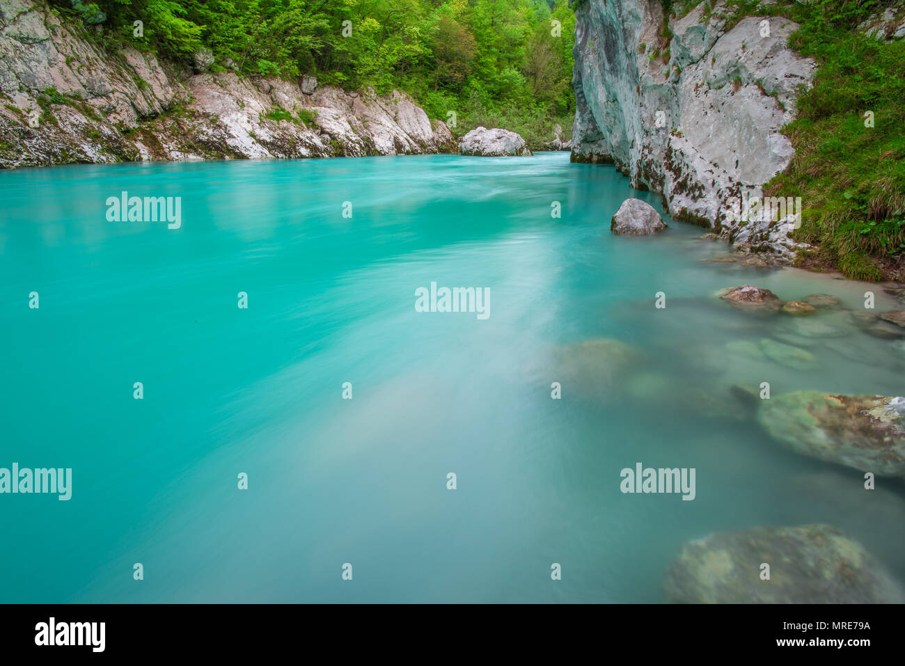 Klares blaues wasser des soca flusses -Fotos und -Bildmaterial in hoher ...