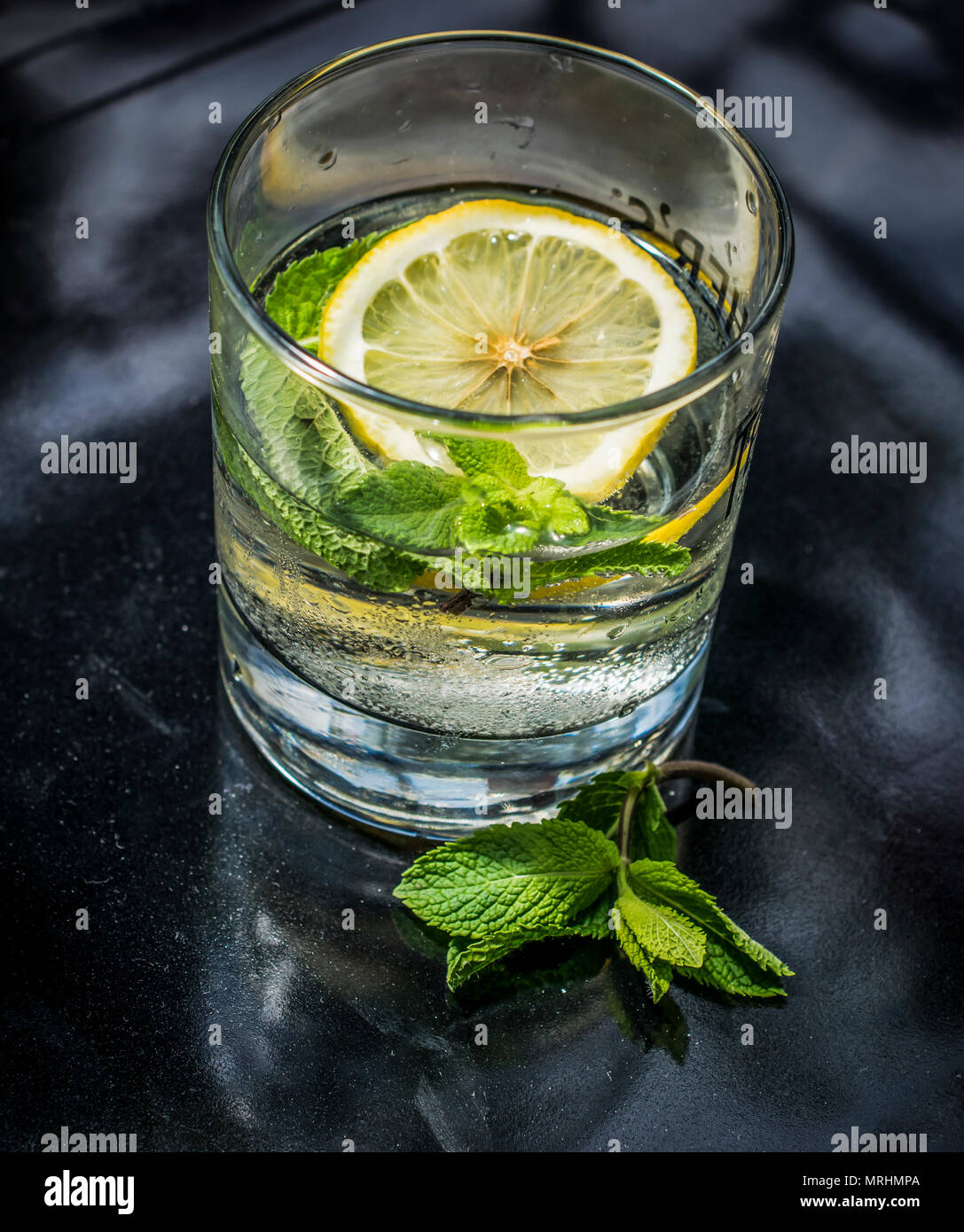 Glas Mineralwasser Sprudel Stockfotos und -bilder Kaufen - Alamy