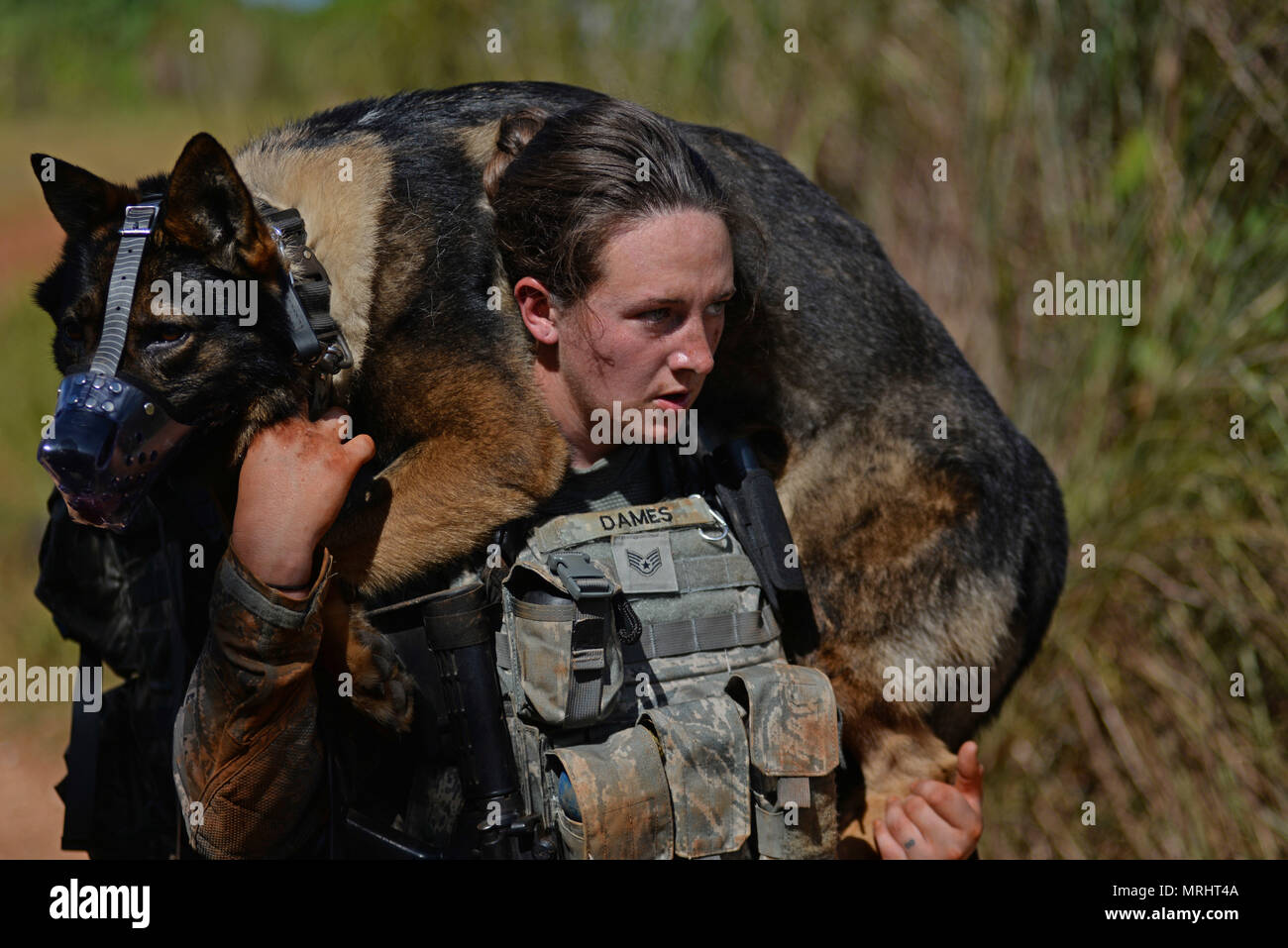 Us Air Force Staff Sgt. Victoria Dames, ein 35 Sicherheitskräfte ...