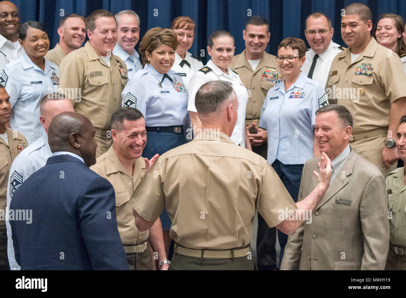 Marine Corps Gen. Joseph F. Dunford Jr., Vorsitzender des Generalstabs, liefert Erläuterungen zu ...