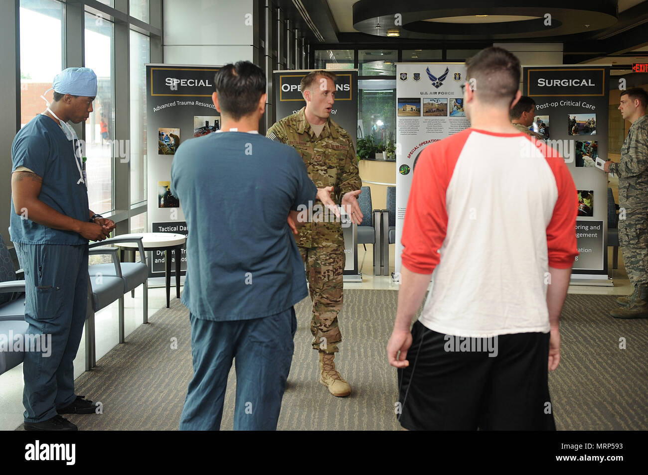 Special operations surgical team -Fotos und -Bildmaterial in hoher ...