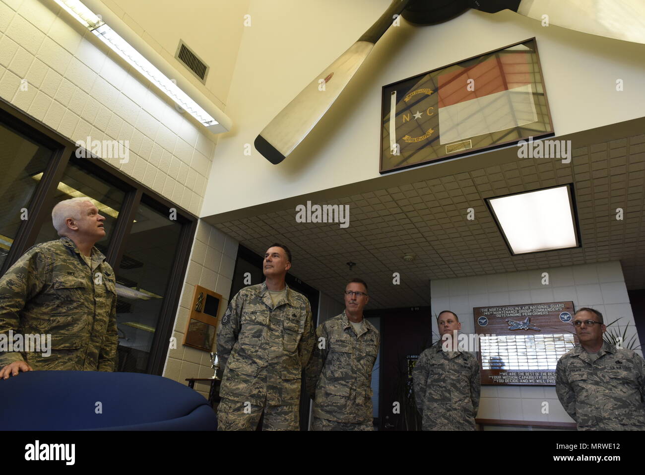 Us Air Force Generalleutnant Scott Reis (links) schaut bei der ...