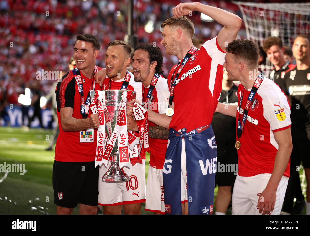 Die rotherham United David Ball (Zweite links) und Rotherham United ...
