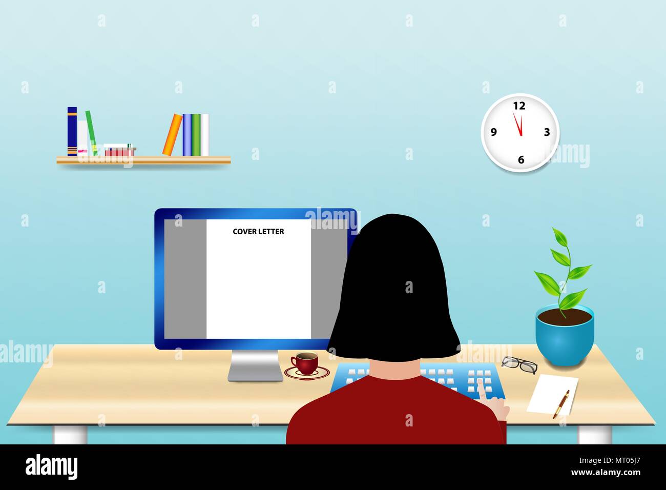 Die Frau sitzt am Schreibtisch und schreibt das Anschreiben auf PC ...