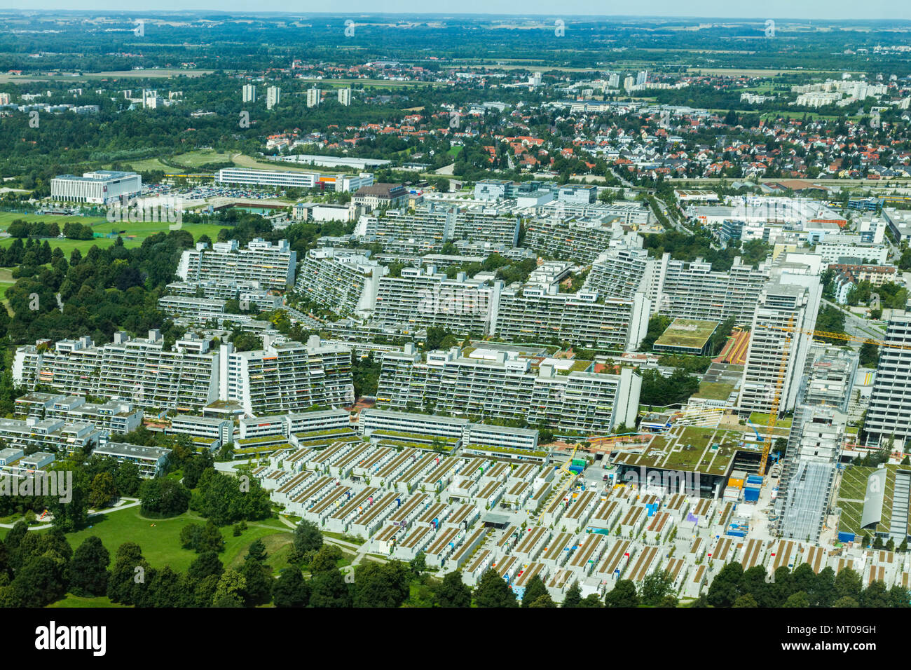 Luftaufnahme von München Olympische Dorf und Tennis couts vom ...