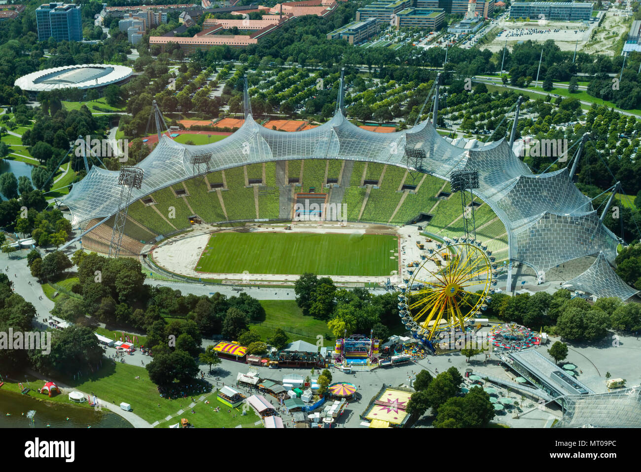 Der Olympiapark München und Olympiastadion gesehen von der Olympic ...