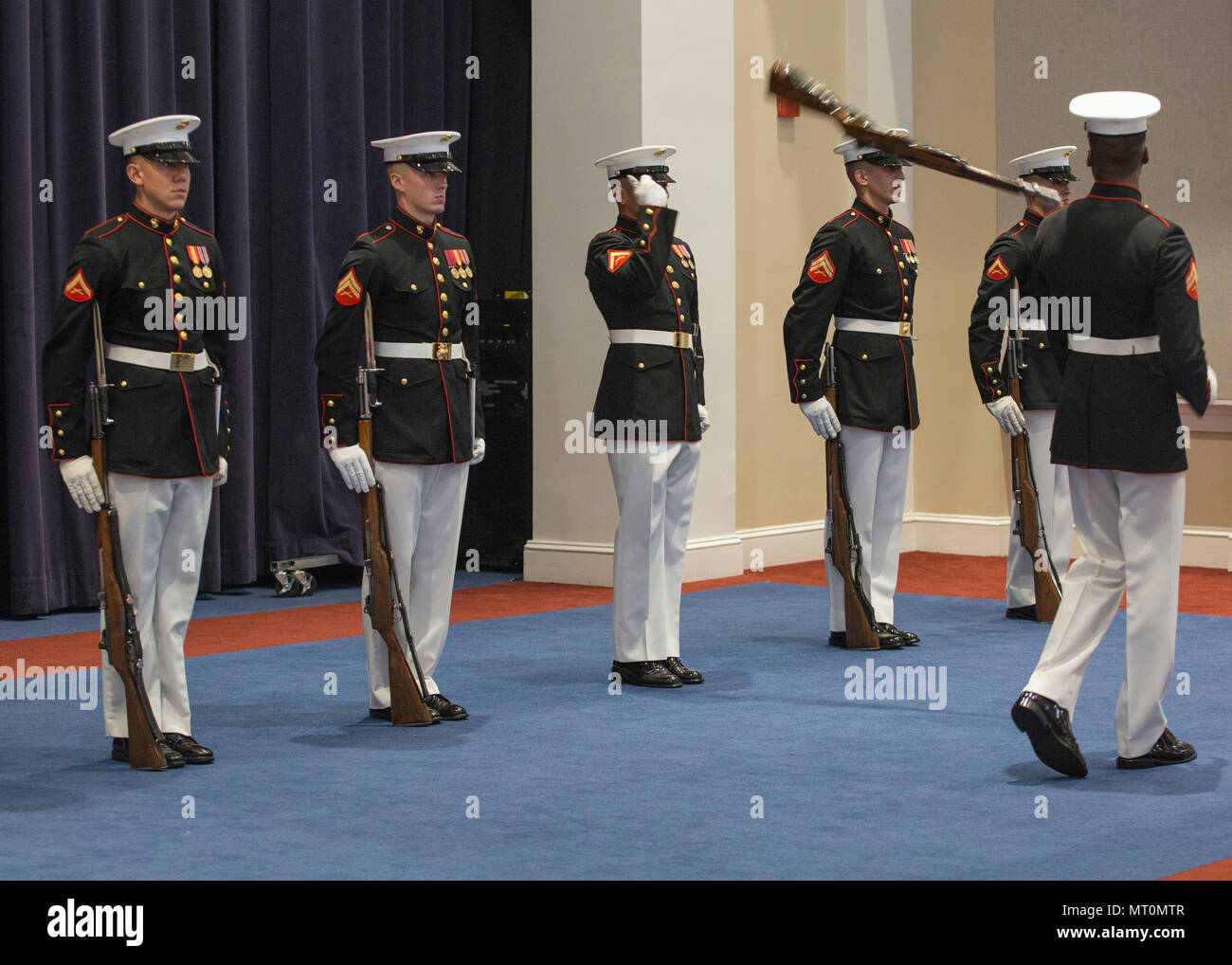 Das Marine Corps leise Bohren Platoon, der während einer Abend-Parade ...