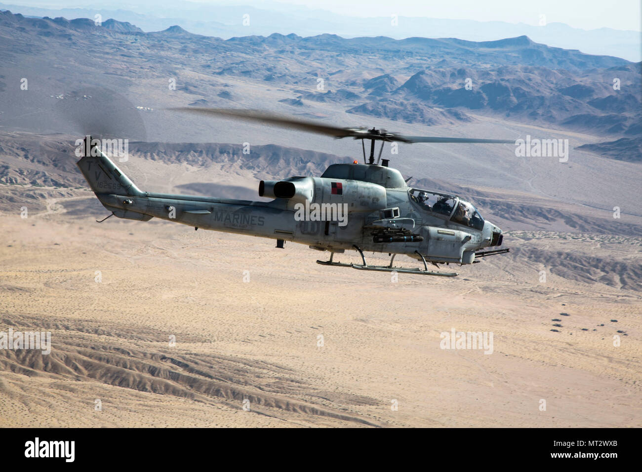 Ein U.S. Marine Corps AH-1 Cobra mit Marine Light Attack Helicopter ...