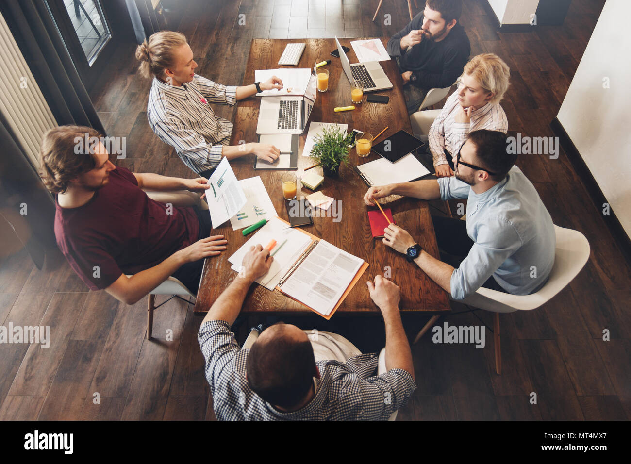 Mann und Frau Sitzen Um Den Tisch Stockfotos und -bilder Kaufen - Alamy